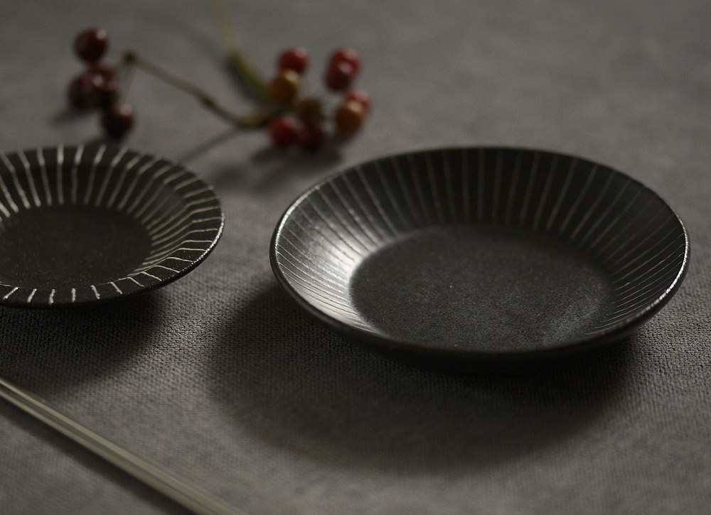 奥田章｜黒十草リムプレート ミニ ｜作家の器と暮らす IVORY